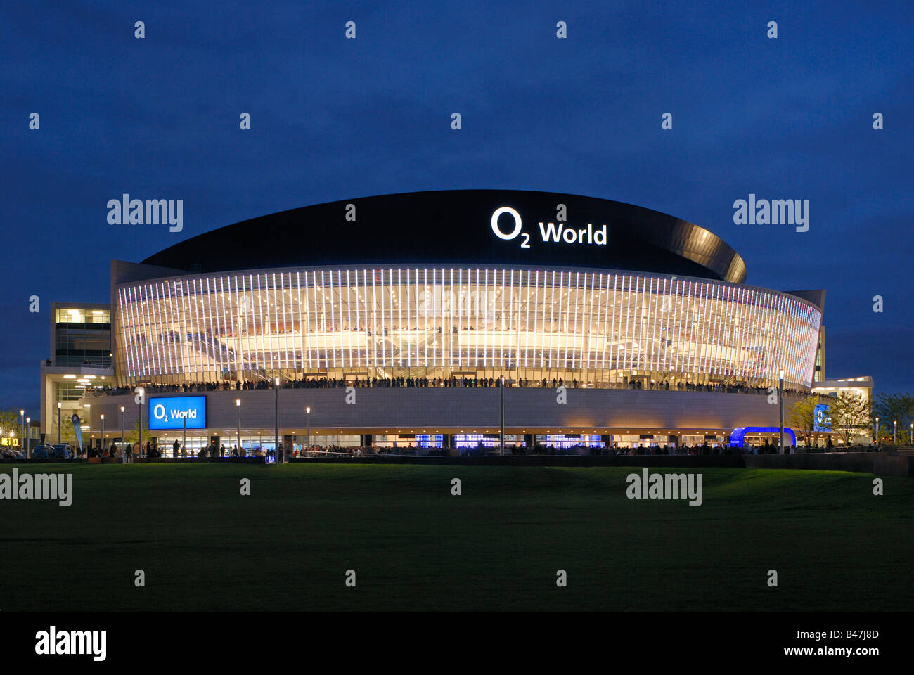 Arena in berlin -Fotos und -Bildmaterial in hoher Auflösung – Alamy