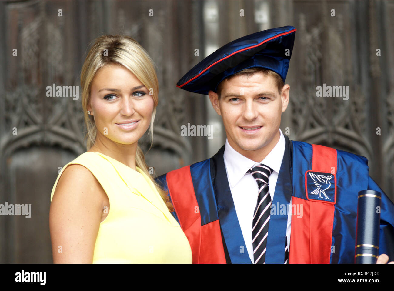 Steven Gerrard mit Frau Alex Curran erhalten Honorary Fellow von ...