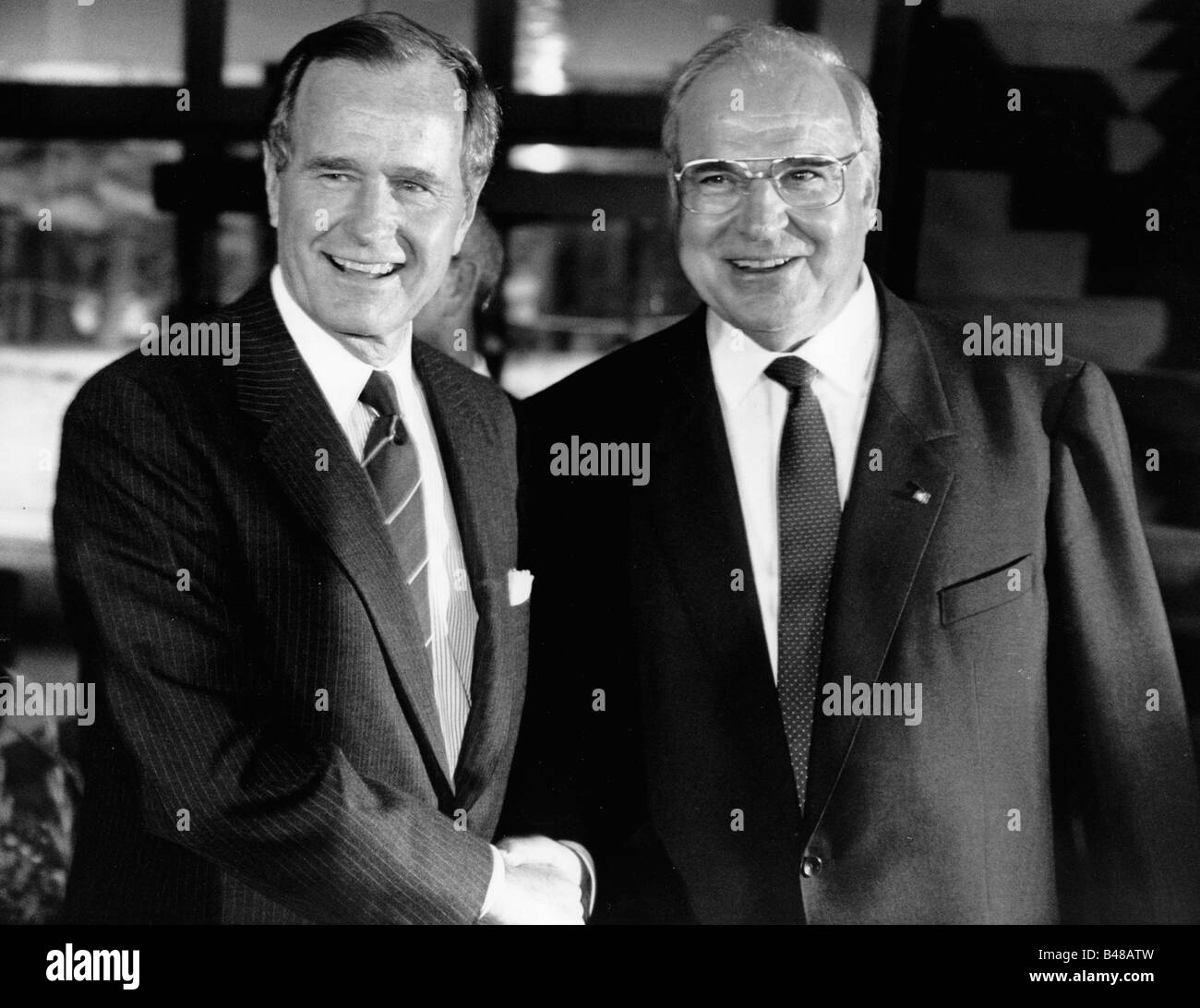 Helmut kohl and george bush -Fotos und -Bildmaterial in hoher Auflösung ...