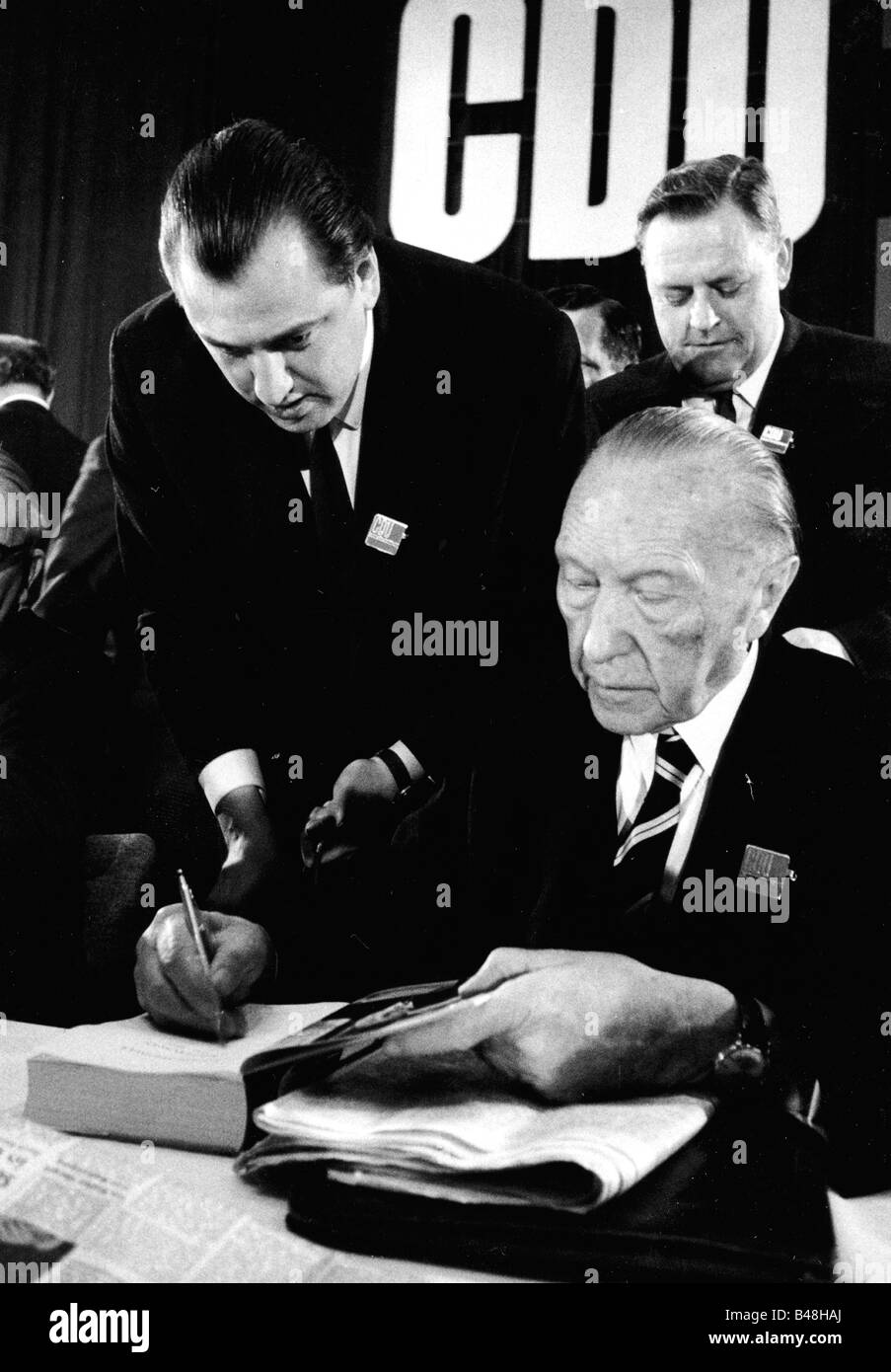 Konrad adenauer signing -Fotos und -Bildmaterial in hoher Auflösung – Alamy