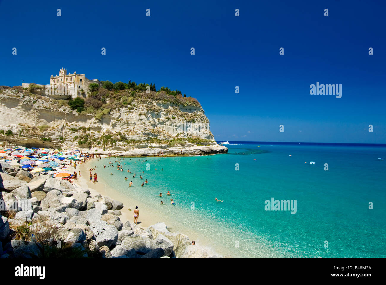 Massen von Touristen am Strand von Tropea-Kalabrien-Italien ...