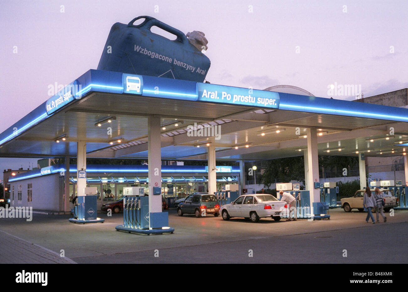 Aral Petrol Pump Stockfotos und -bilder Kaufen - Alamy