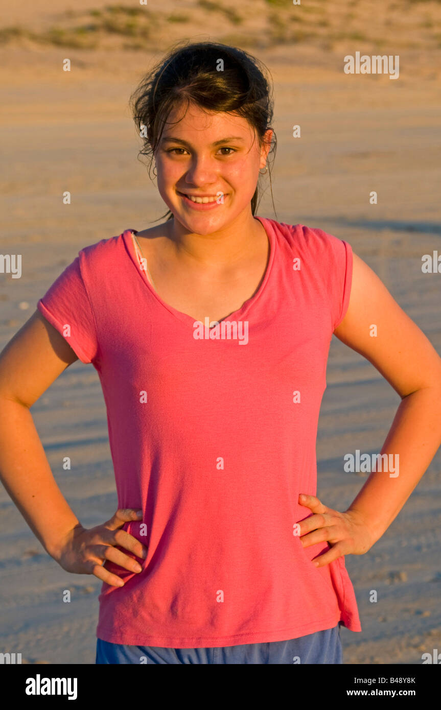 Gesund aussehende Teenager Mädchen am Strand Stockfotografie - Alamy