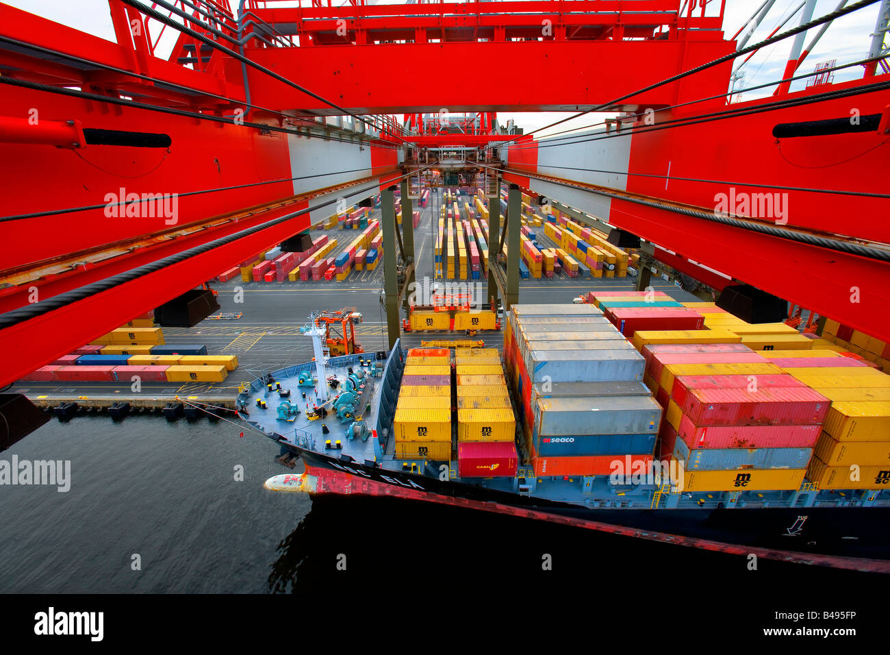 Frachtschiff mit container -Fotos und -Bildmaterial in hoher Auflösung ...