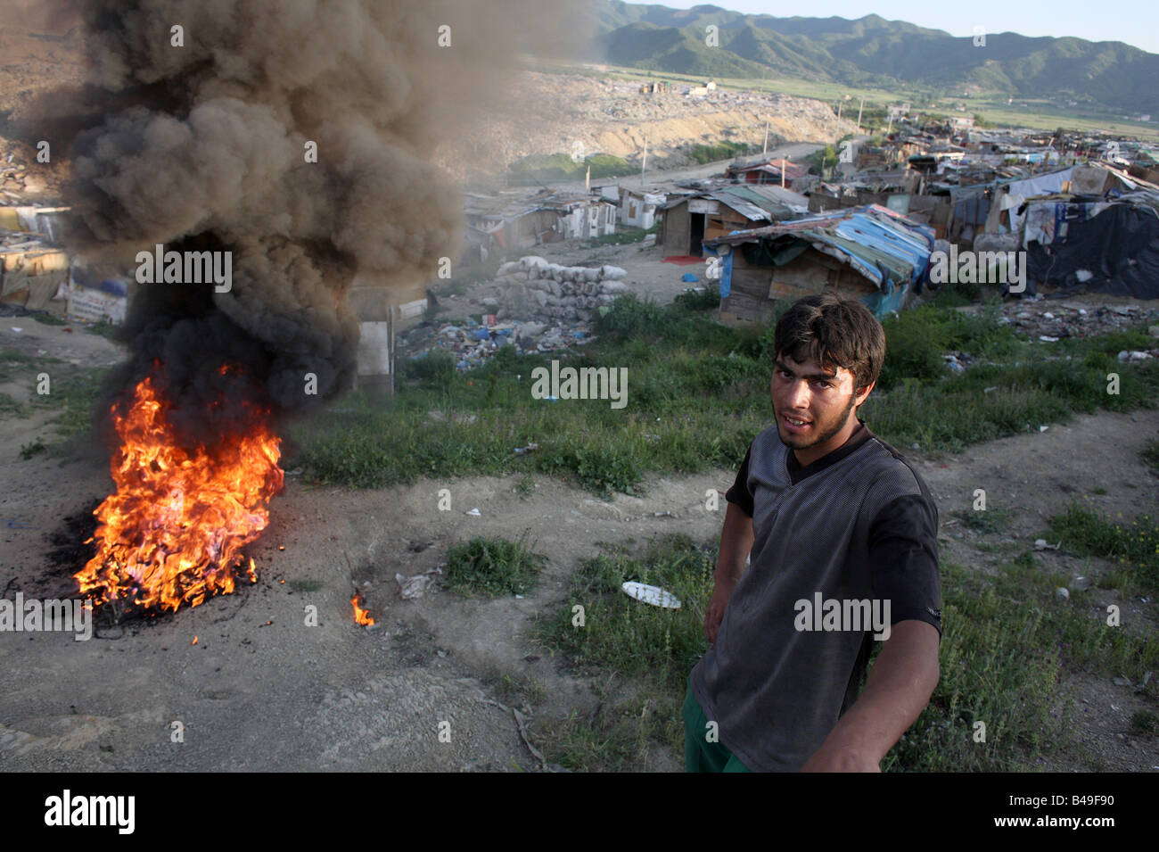 Roma-Zigeuner-Mann Brennen Kupferdraht bei Share, einem Slum neben ...