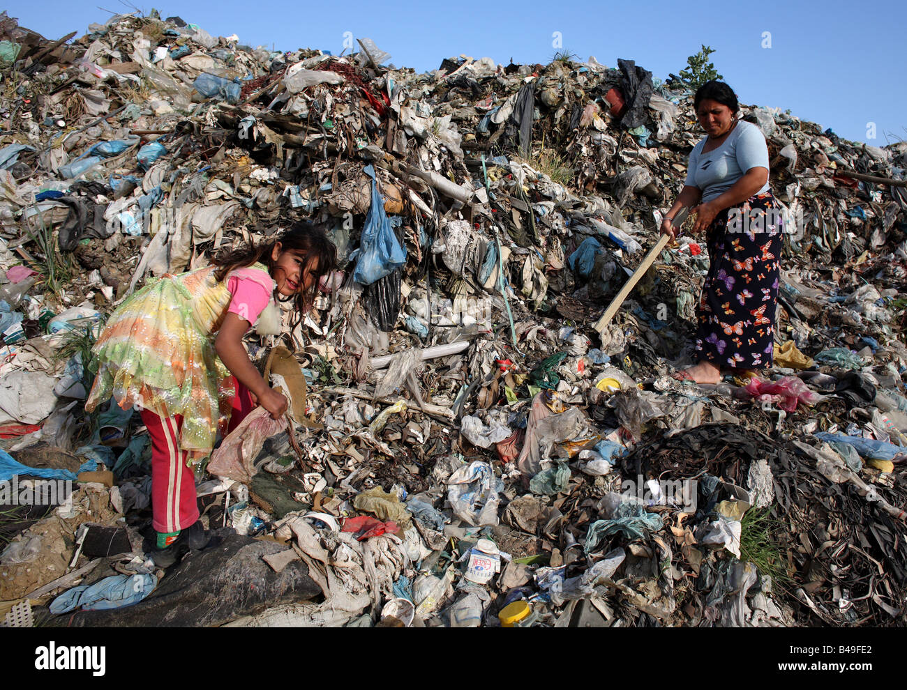 Mutter und Tochter sammeln Müll für recycling am Sharre, einem Slum ...