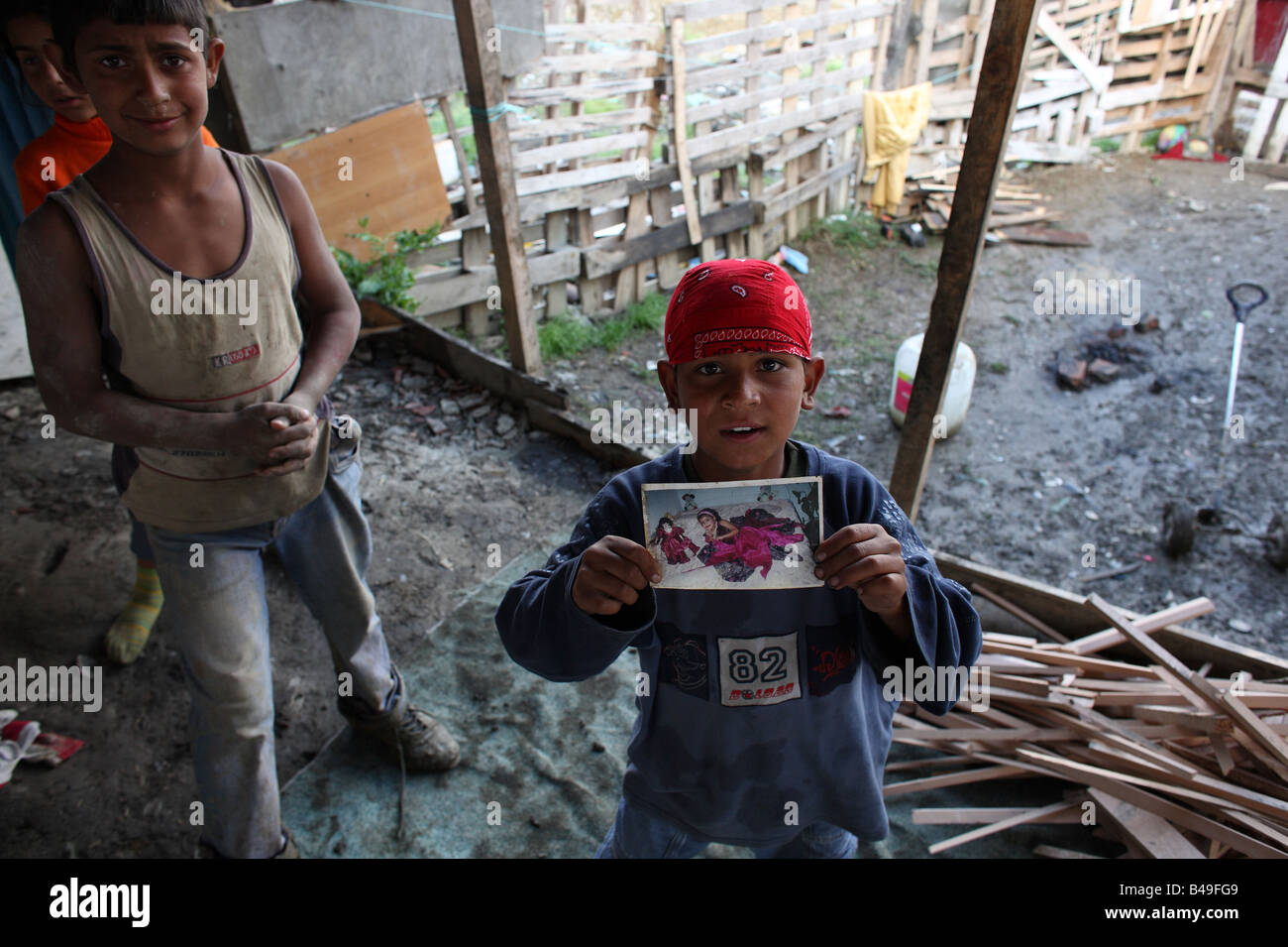 Roma-Zigeuner-Jungs vor ihrem Haus in Sharre, einem Slum neben einer ...