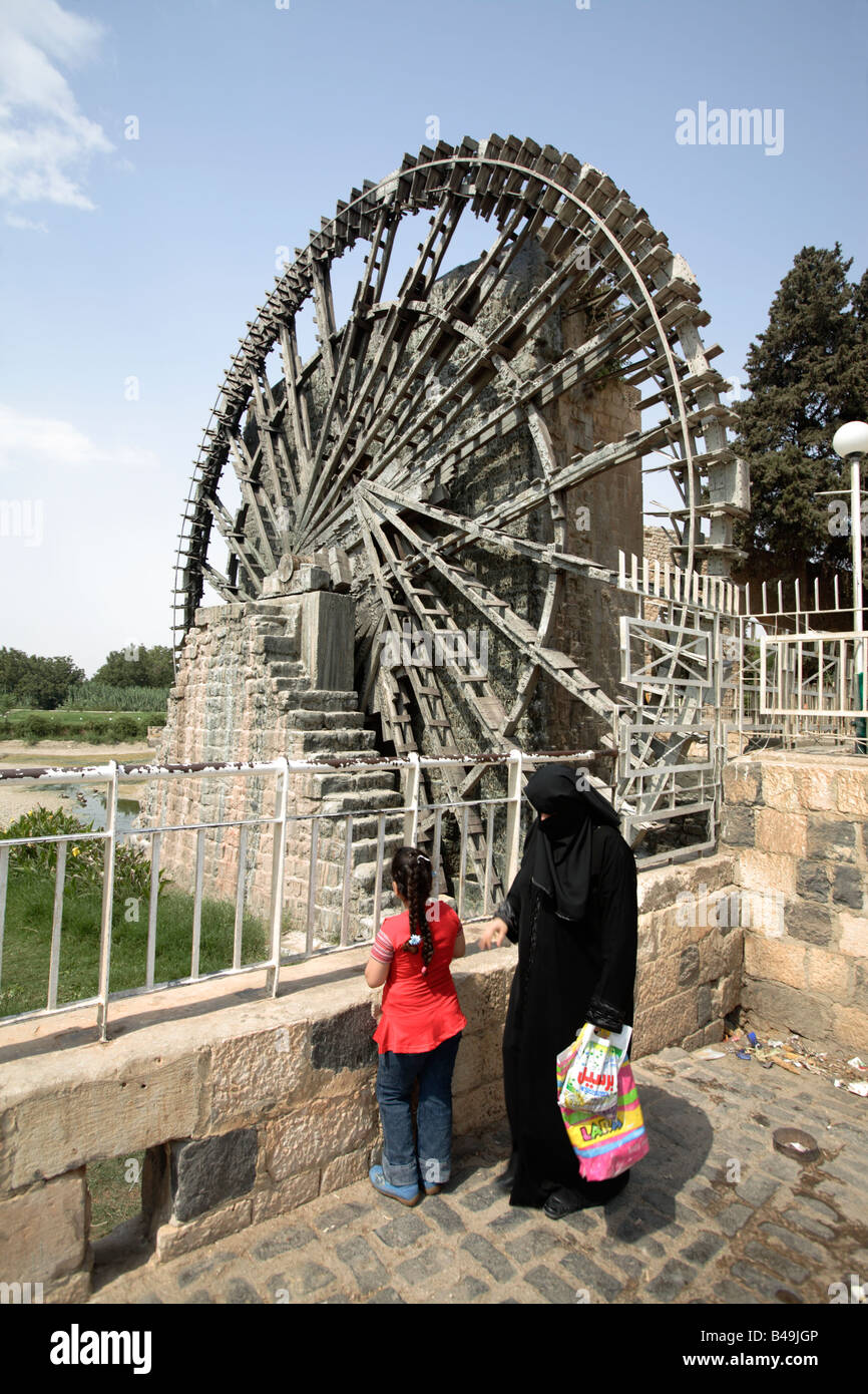 Riesige hölzerne Wasserräder aka Norias am Fluss Orontes, Hama, Syrien ...