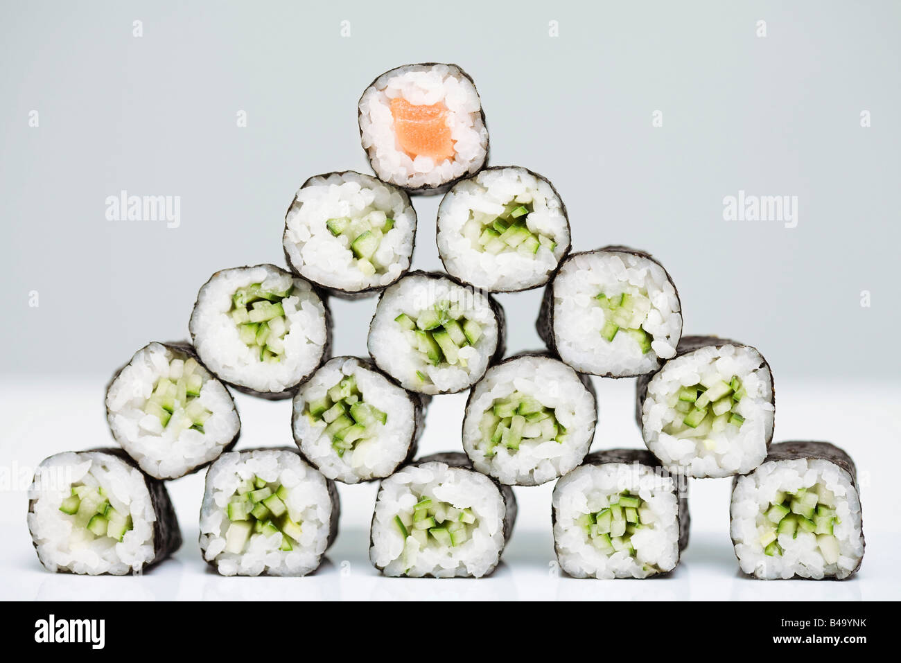 Gruppe von Maki Sushi in Form der Pyramide mit Stück Lachs Maki Sushi ...
