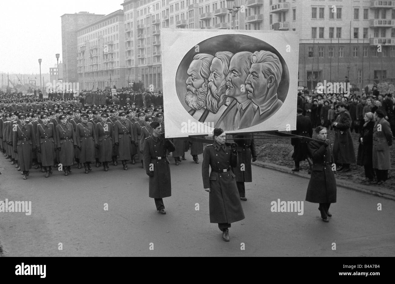 Marx engels lenin stalin -Fotos und -Bildmaterial in hoher Auflösung ...