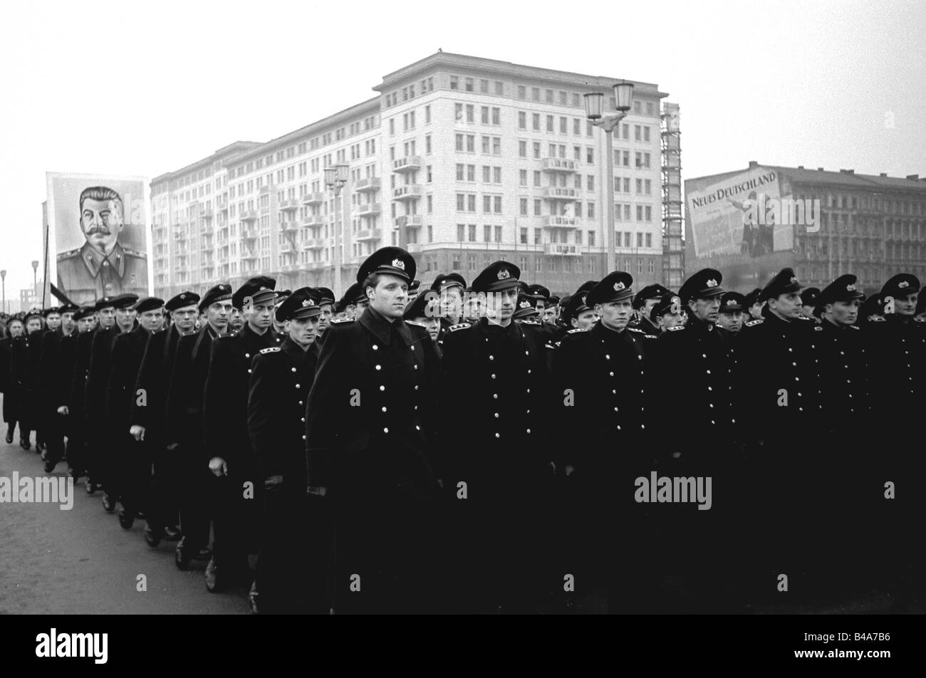 Stalinallee East Berlin Stockfotos und -bilder Kaufen - Alamy