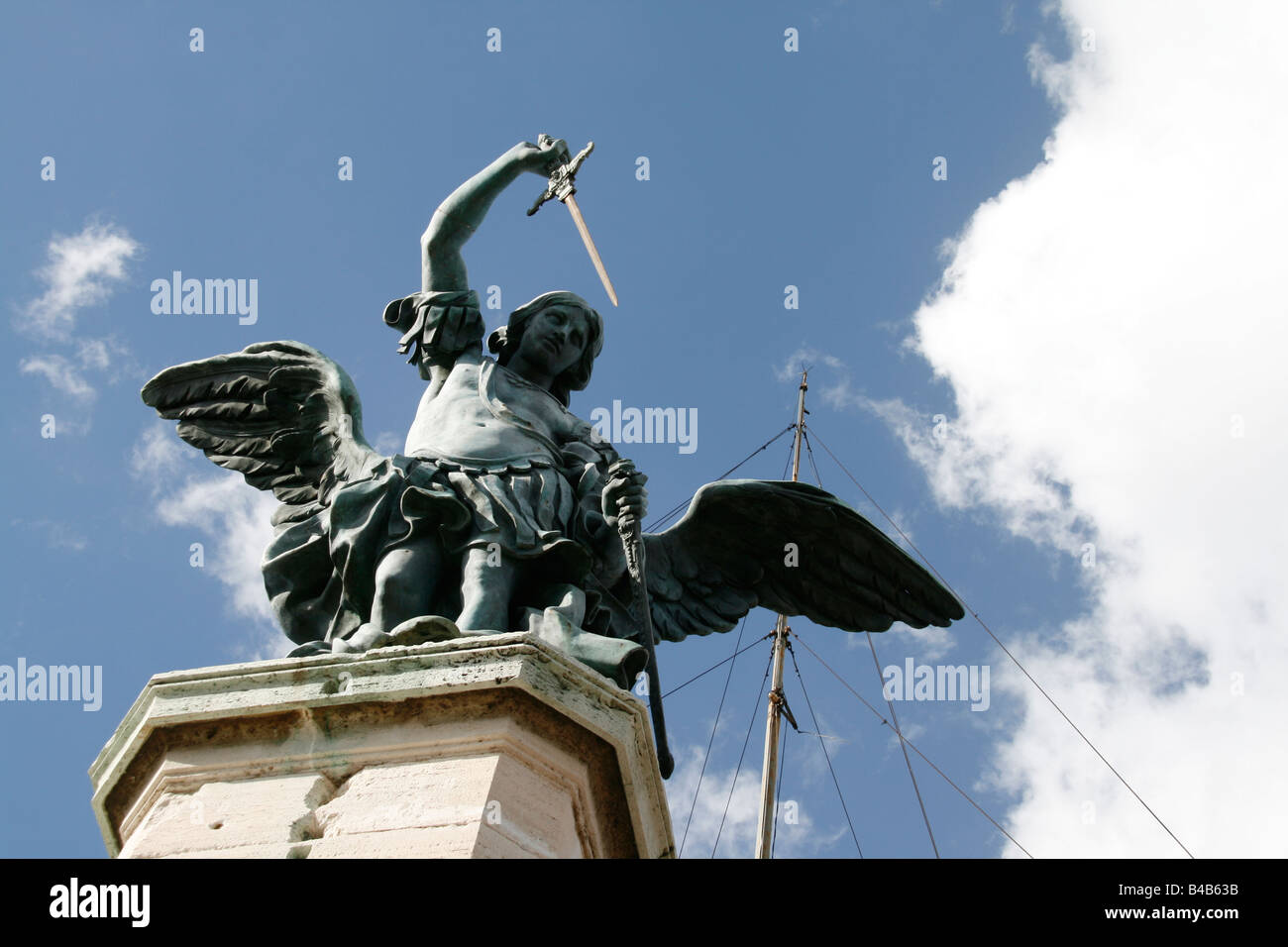Statua di angelo in bronzo -Fotos und -Bildmaterial in hoher Auflösung ...