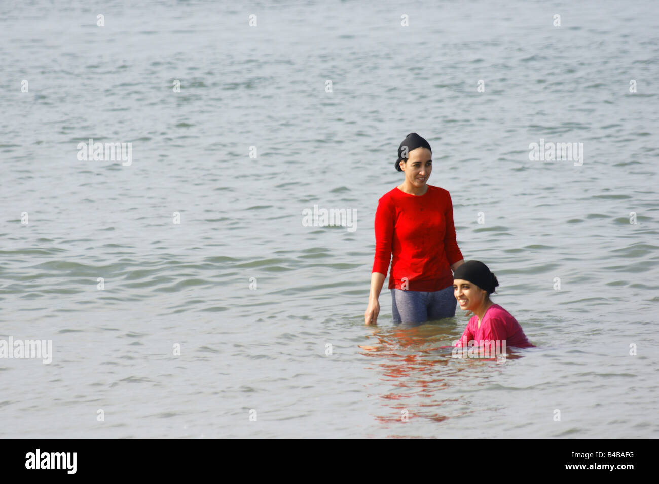 Zwei madchen baden -Fotos und -Bildmaterial in hoher Auflösung – Alamy