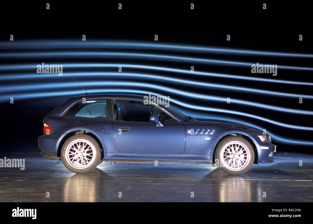 Auto, Seitenansicht, Windkanal, Studio Stockfotografie - Alamy