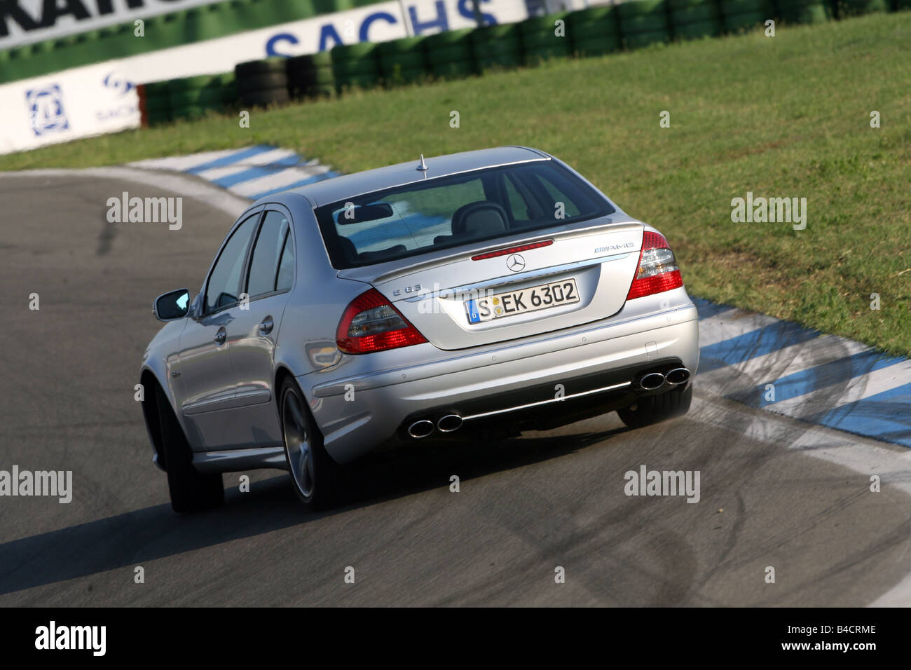 Mercedes E 63 AMG, Modell 2006-Silber, fahren, diagonal von hinten ...