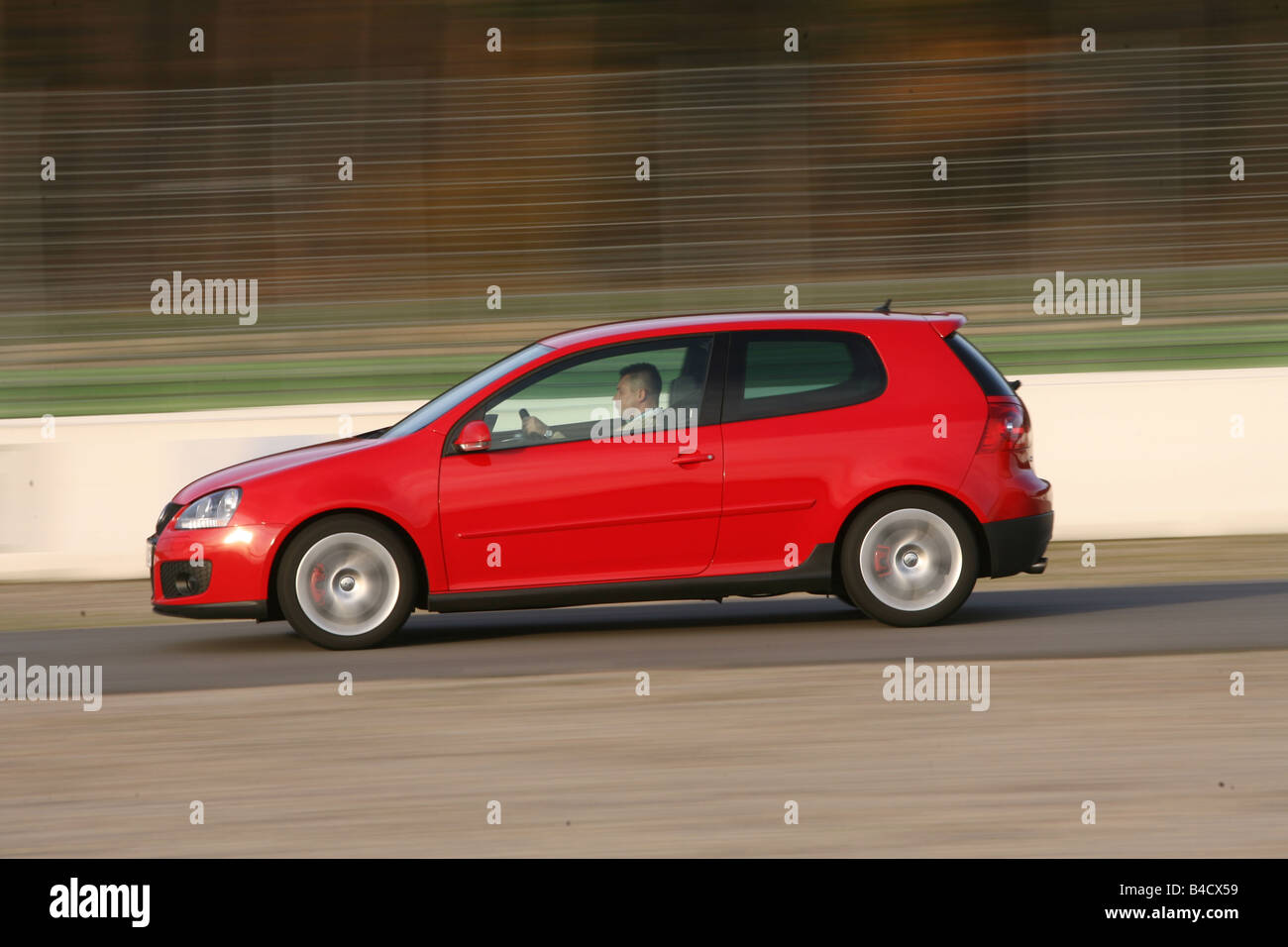 VW Volkswagen Golf GTI, Modell Jahr 2004-rot, fahren, Seitenansicht ...