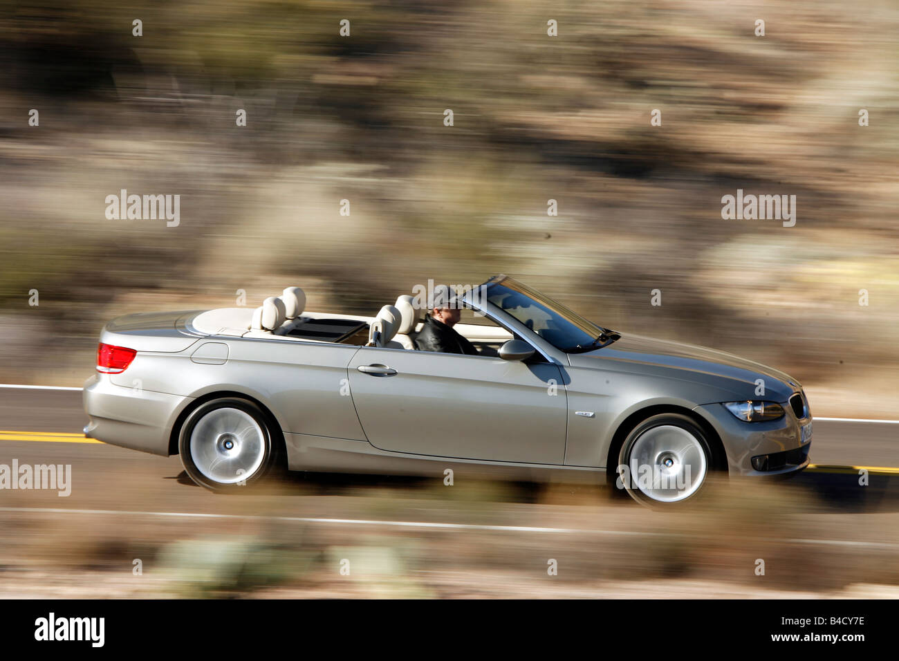 BMW 335i Cabrio, Baujahr 2007-treibende, Side View, Landstraße, oben ...