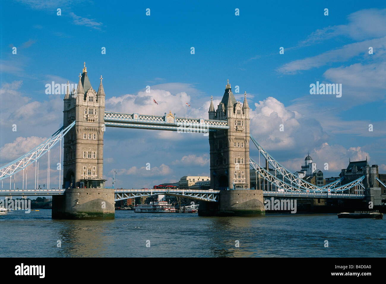 Iconic Symbol Of London Two Towers Bridge Fotos Und Bildmaterial In