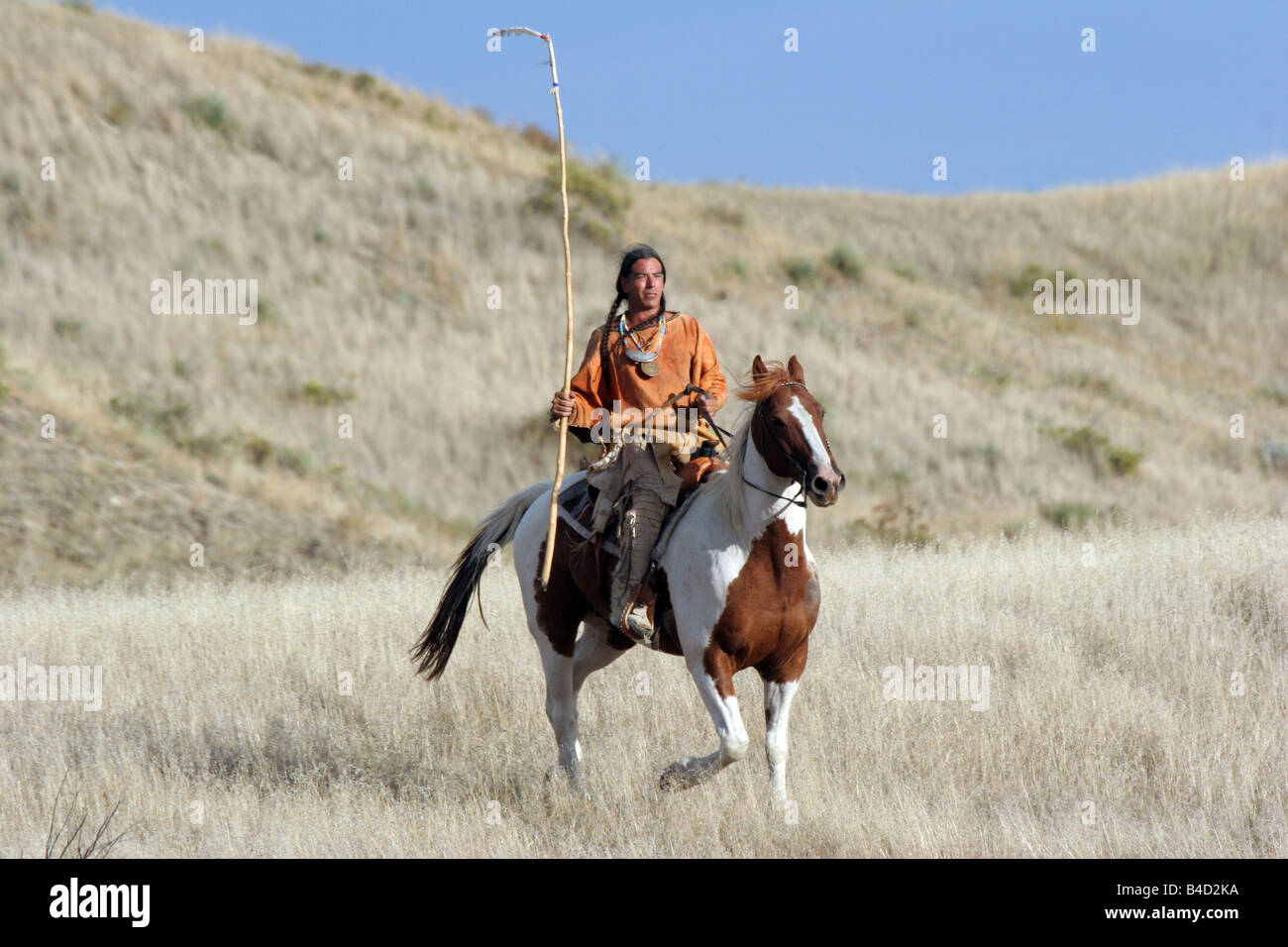 Ein Indianer Lakota Sioux Indianer Reiten Reiten in der Prärie von ...