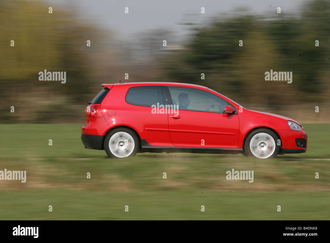 VW Volkswagen Golf GTI, Modell Jahr 2004-rot, fahren, Seitenansicht ...