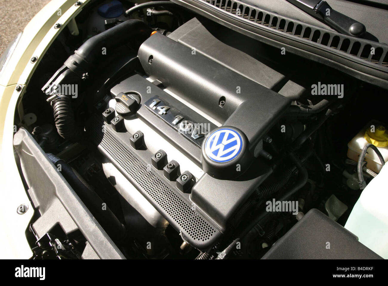 Auto, VW Volkswagen New Beetle Cabrio, Baujahr 2003-Crème, oben offen ...