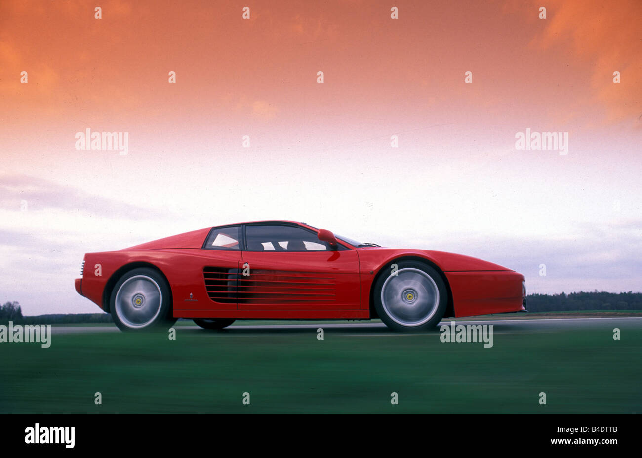 Side view red ferrari testarossa -Fotos und -Bildmaterial in hoher ...