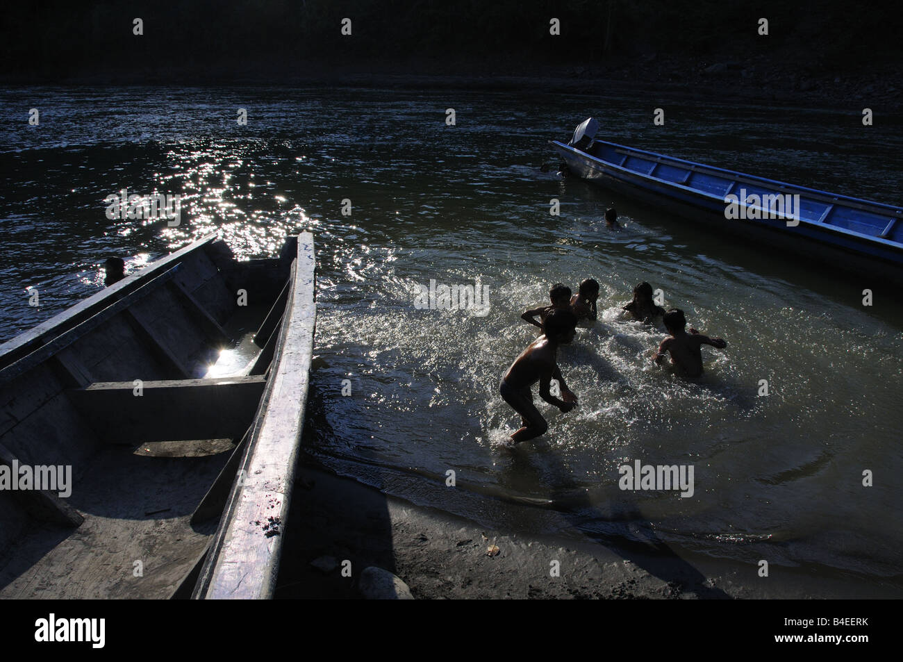 Kinder planschen im wasser -Fotos und -Bildmaterial in hoher Auflösung – Alamy