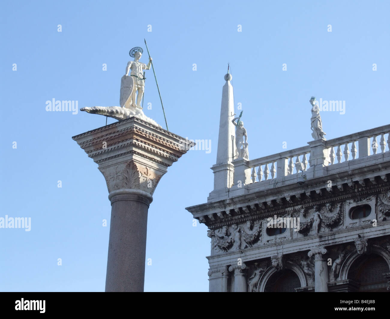 Heiliger markieren sie die evangeliststatue -Fotos und -Bildmaterial in ...