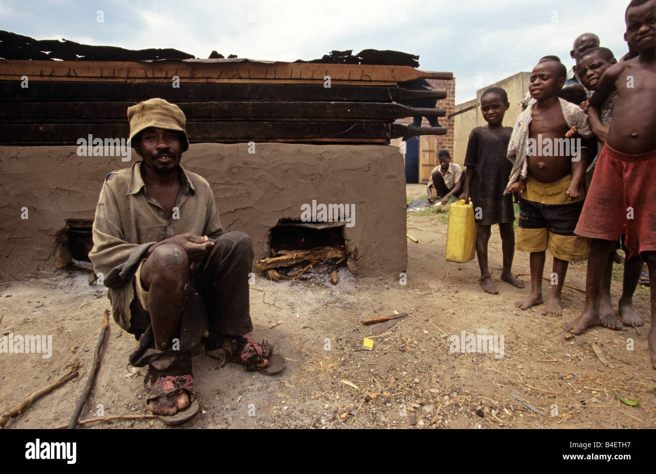 Neugierige Dorfbewohner Stockfotos und -bilder Kaufen - Alamy