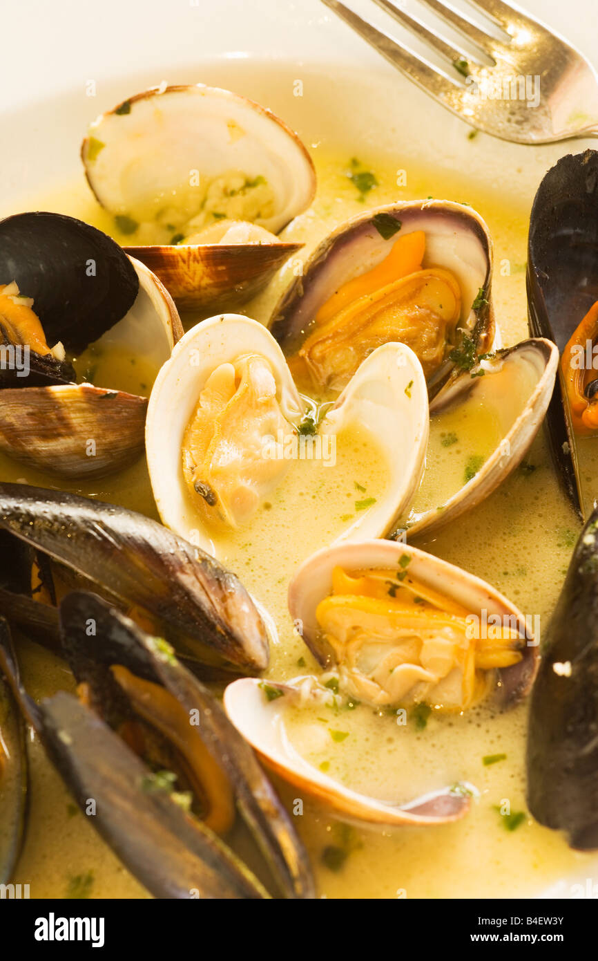 Muscheln essen -Fotos und -Bildmaterial in hoher Auflösung – Alamy