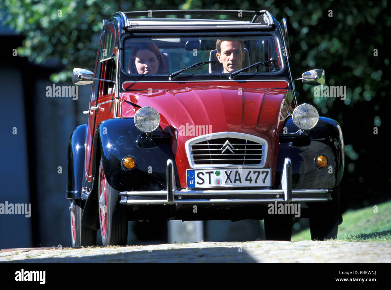 Citroen 2cv front -Fotos und -Bildmaterial in hoher Auflösung – Alamy