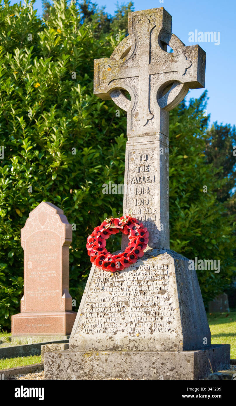 Eine typische Stein Kriegerdenkmal mit Keltenkreuz und Mohn Kranz ...
