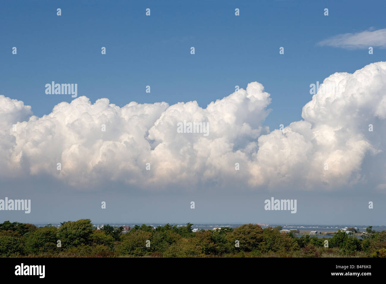 Reihe von wolken -Fotos und -Bildmaterial in hoher Auflösung – Alamy
