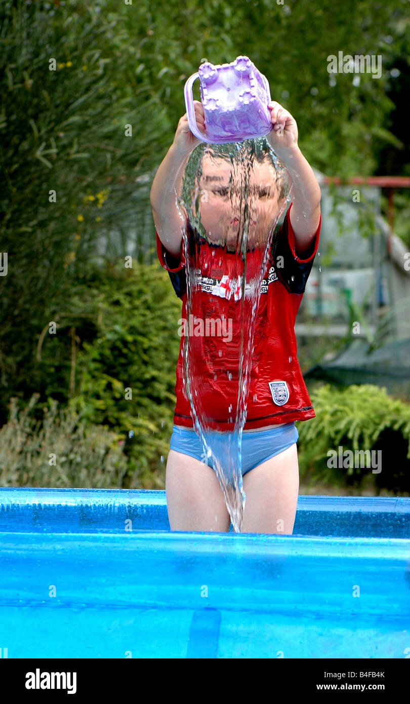 Junge mit eimer -Fotos und -Bildmaterial in hoher Auflösung – Alamy