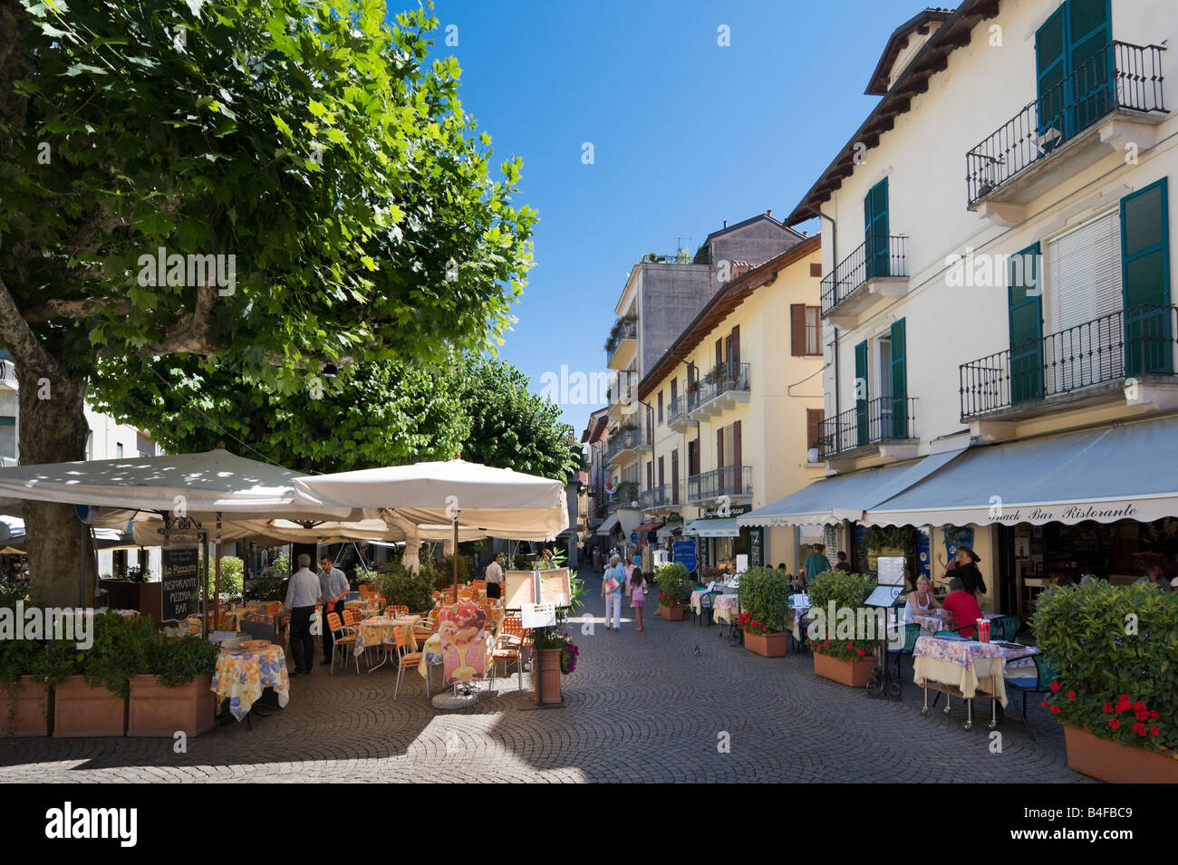 Cafés im Zentrum der Altstadt, Piazza Cadorna, Stresa, Lago Maggiore ...