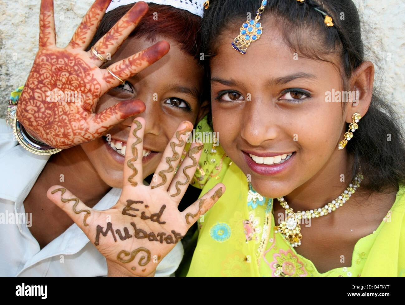 Muslimische Kinder mit Eid Mubarak Henna auf ihre Hände, Eid Ul Fitr feiern, Indien ...