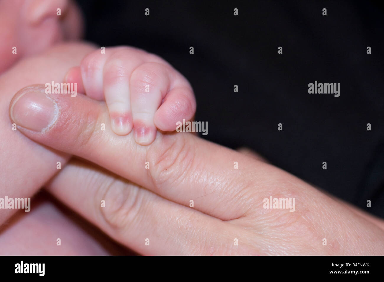 Fingergriff baby -Fotos und -Bildmaterial in hoher Auflösung – Alamy