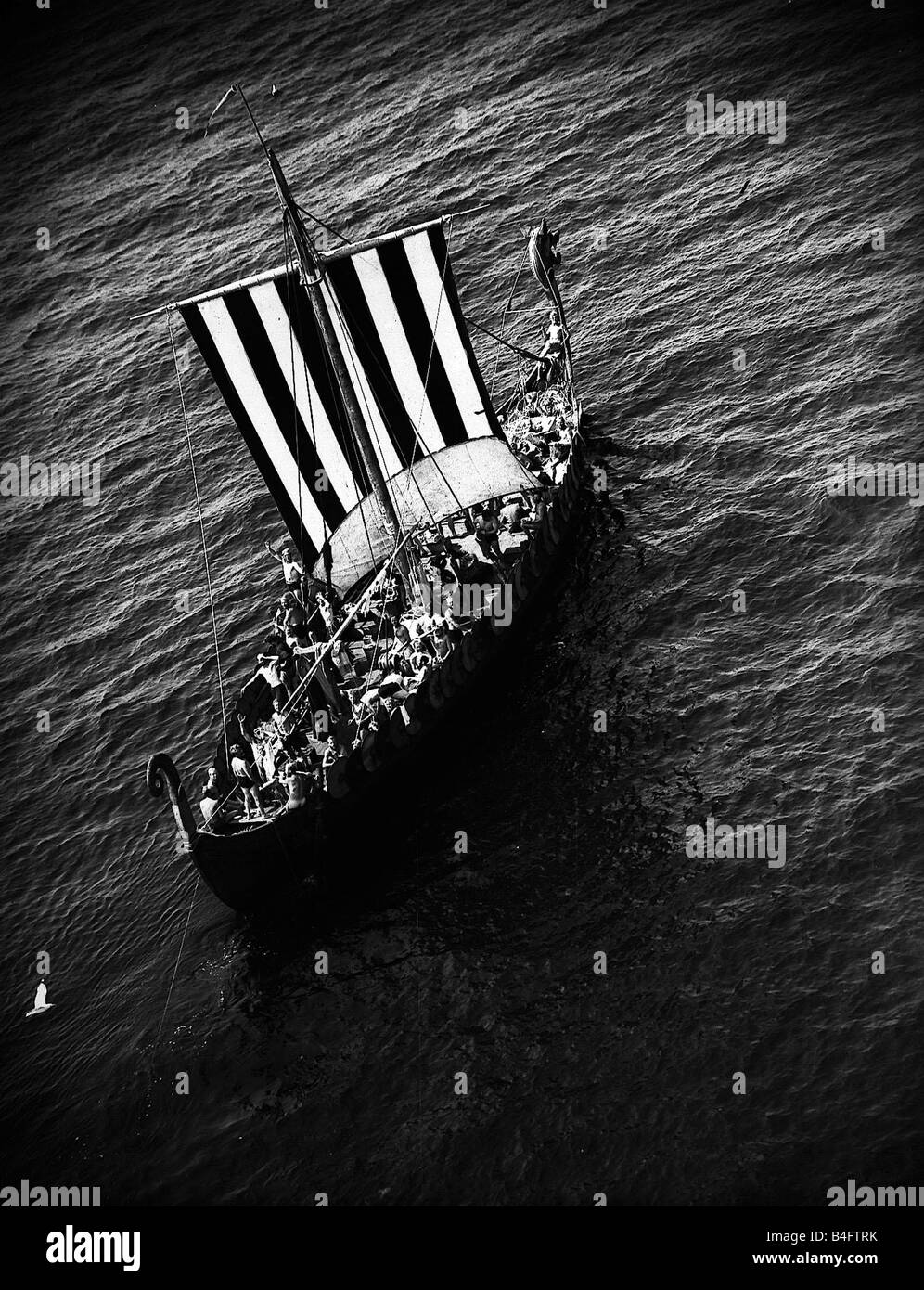 Viking Longboat Schiff Juli 1949 Wikinger-Schiff vor der Küste von Kent ...