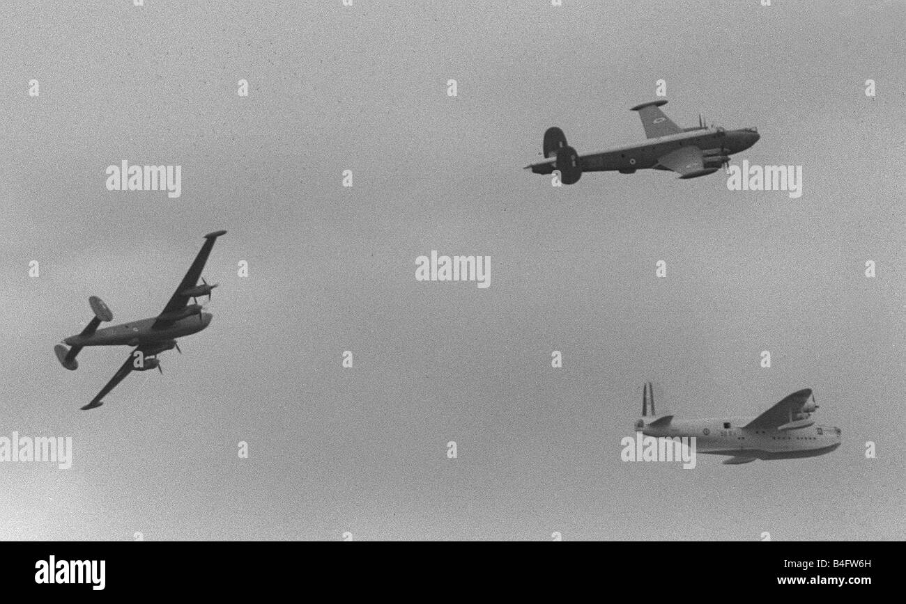 Shorts-Sunderland-Flugboot auf letzten Flug und AVRO Shackleton ...