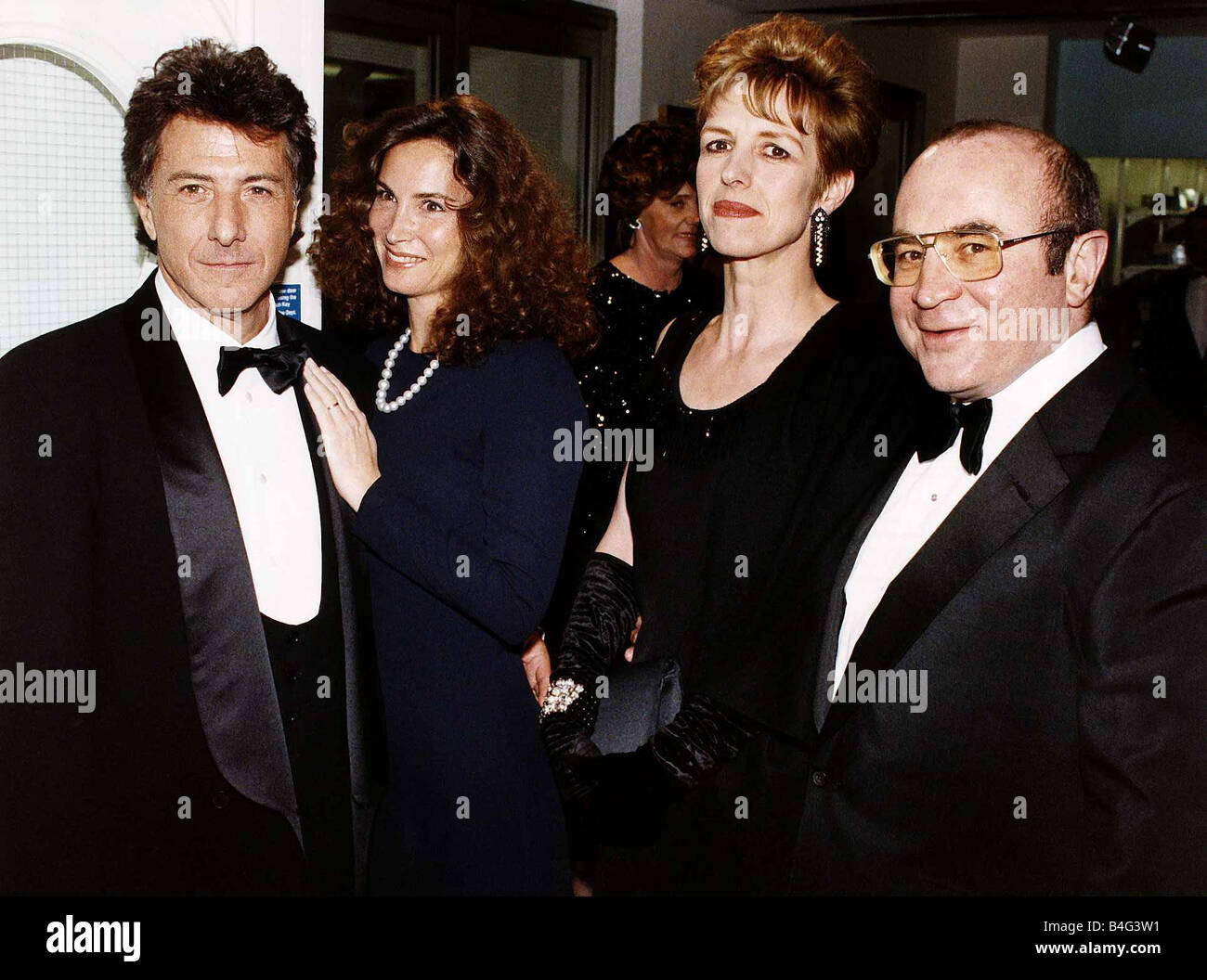 Schauspieler Dustin Hoffman und seine Frau mit Schauspieler Bob Hoskins ...