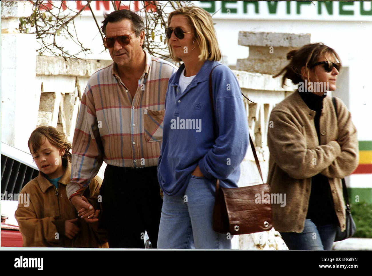 Michael Elphick Schauspieler mit seiner Freundin Lisa Johns und Johns ...