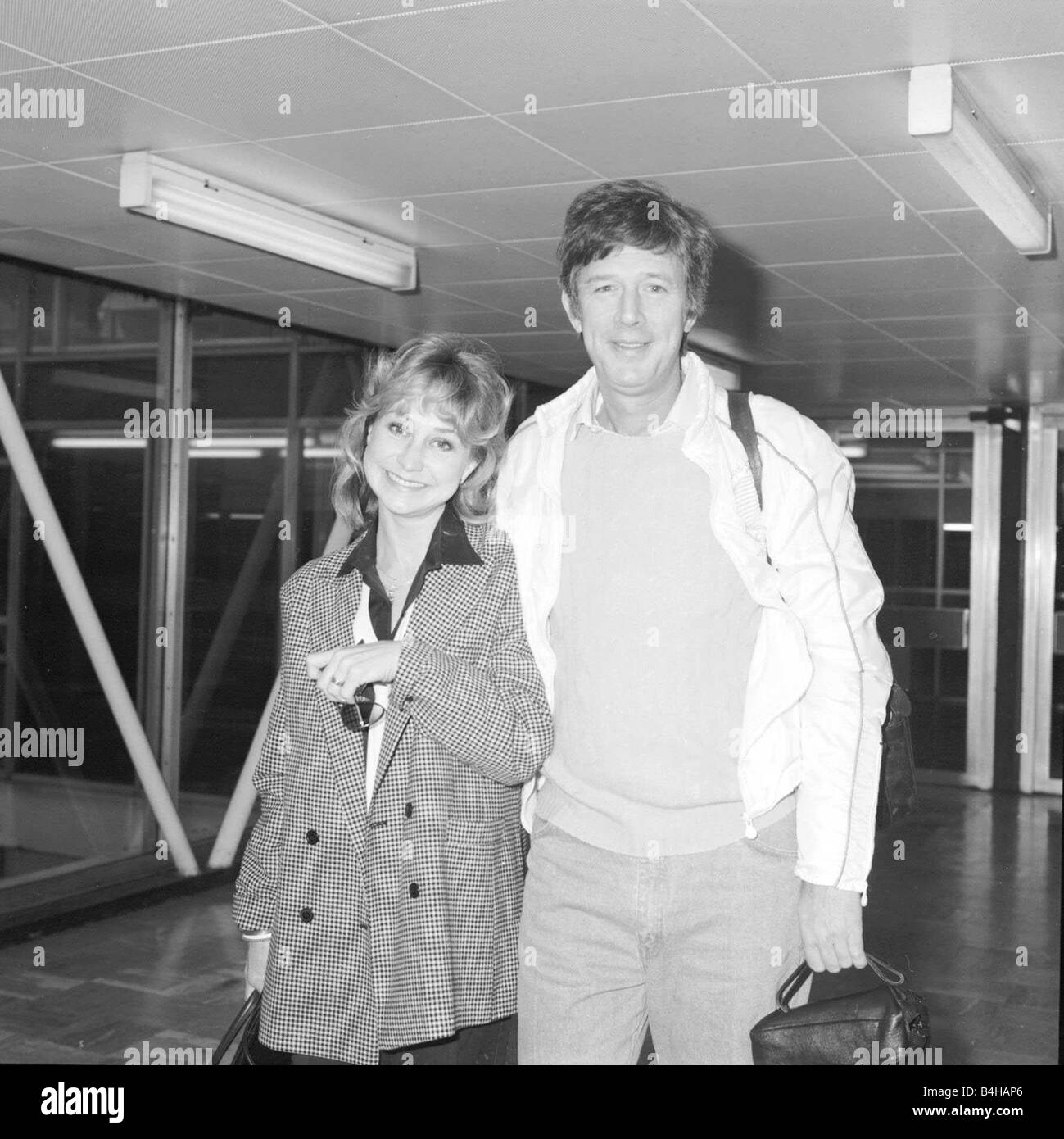 Schauspielerin Felicity Kendal in Heathrow Februar 1985 mit ihrem ...