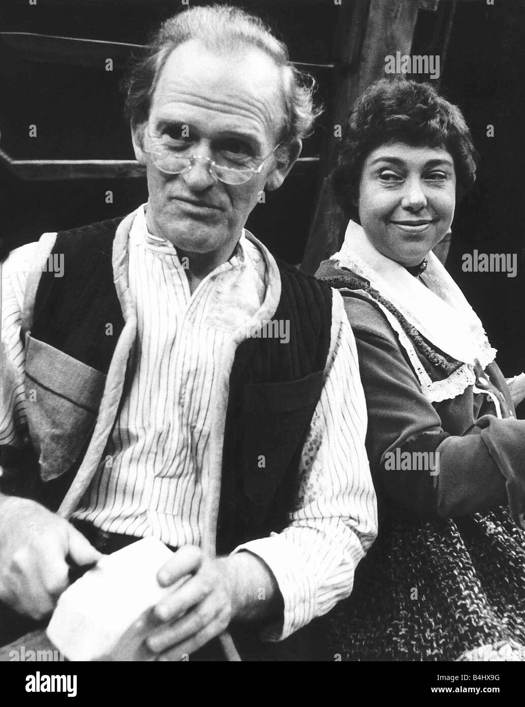 Schauspieler Gordon Jackson mit der Schauspielerin Patsy Byrne 1976 im Theater spielen Noah ...