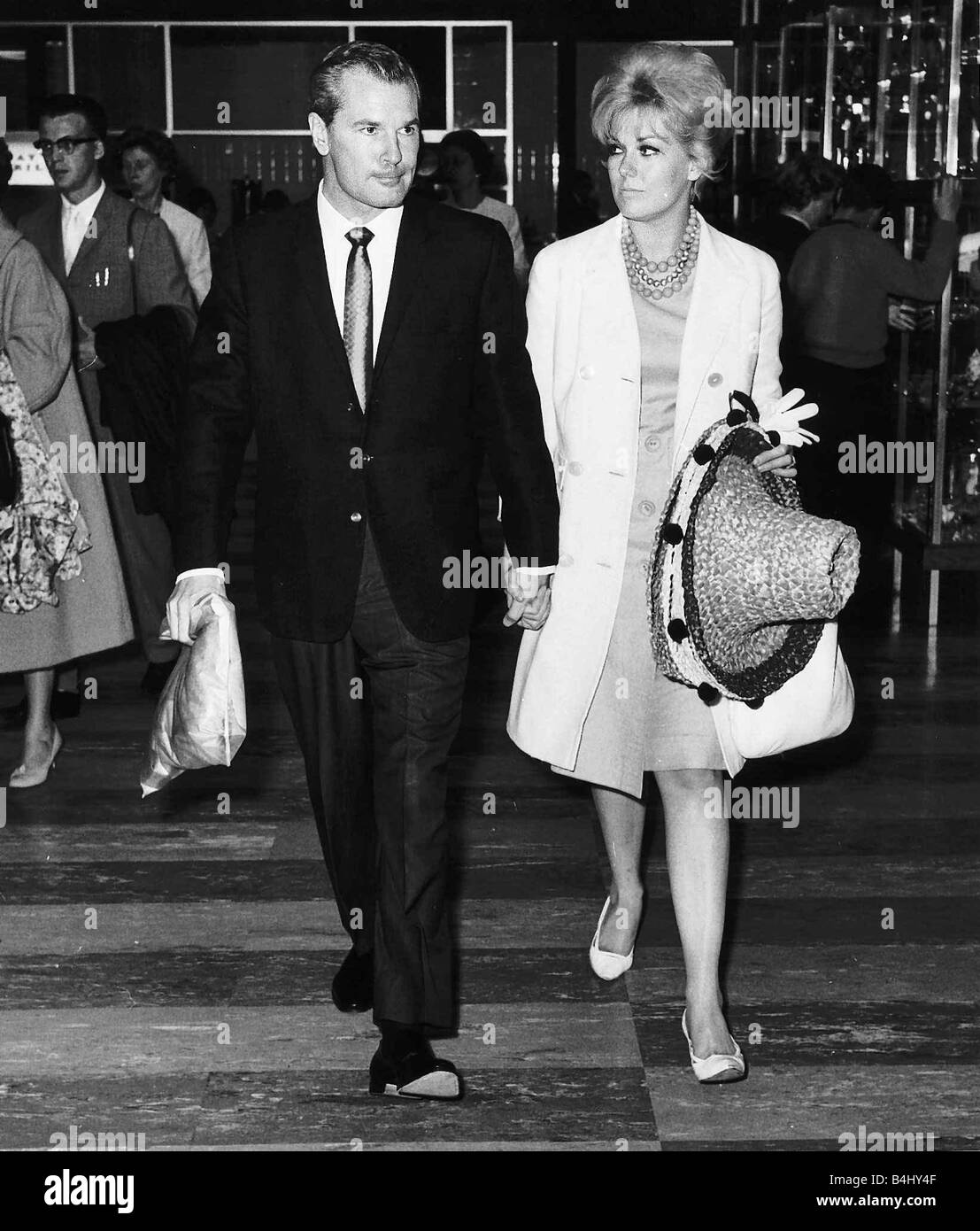 Schauspielerin Kim Novak und Roderick Mann am Flughafen London ...
