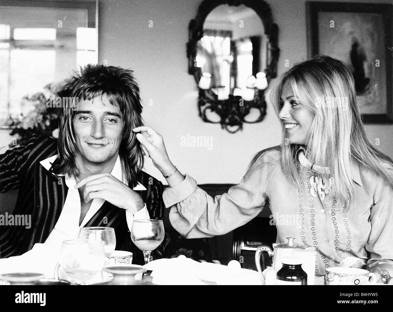 Rod stewart singer britt ekland Schwarzweiß-Stockfotos und -bilder - Alamy