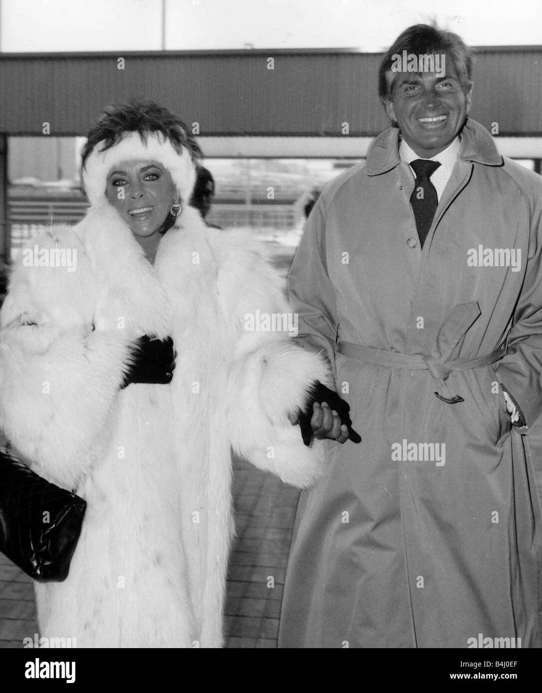 Schauspielerin elizabeth taylor am flughafen heathrow Schwarzweiß ...