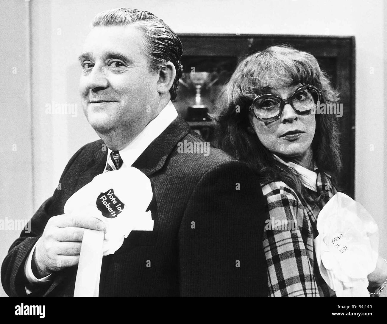 Bryan Mosley Schauspieler und Anne Kirkbride Mai 1987 in einer Szene ...