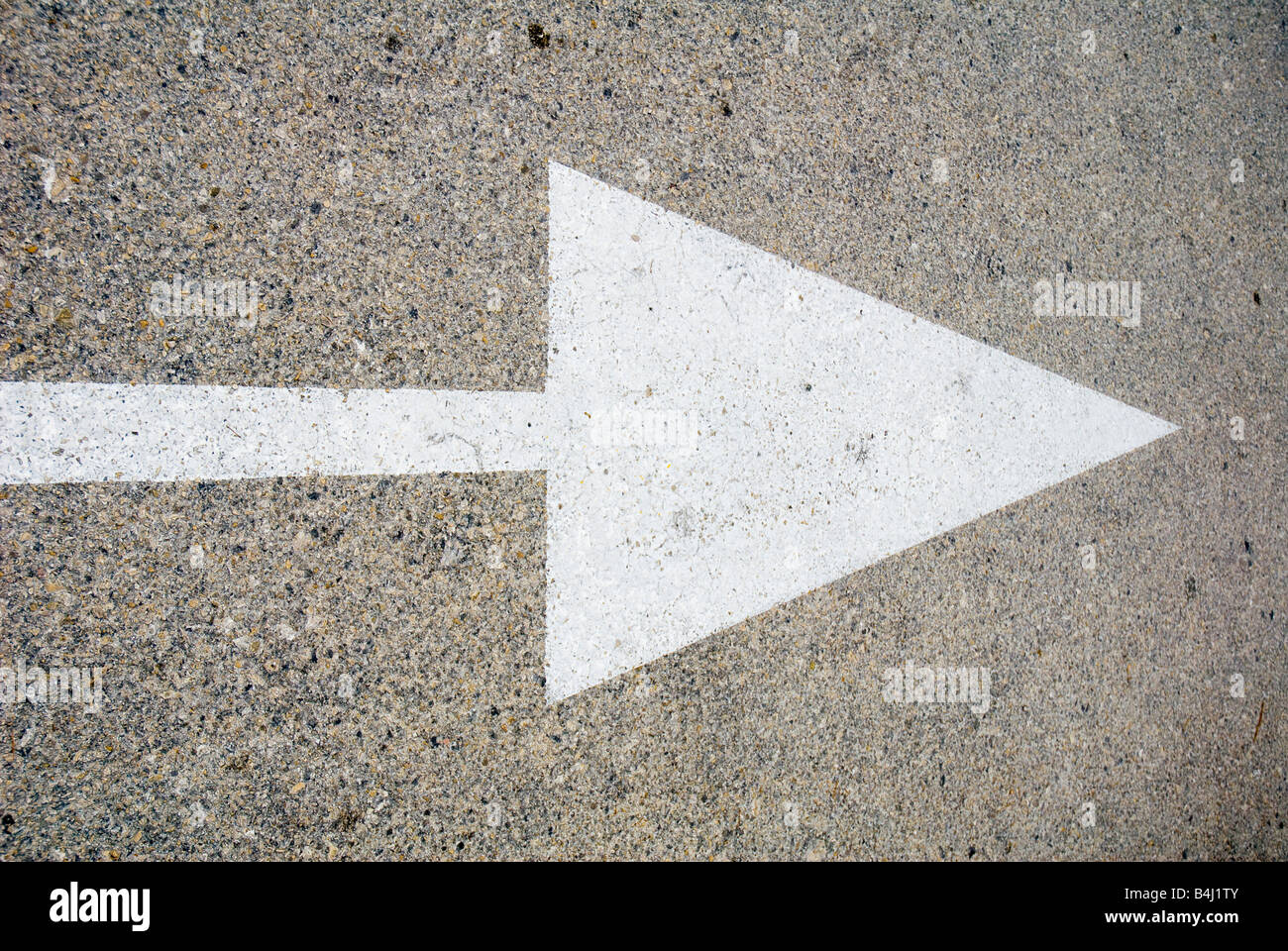 Pfeil geradeaus -Fotos und -Bildmaterial in hoher Auflösung – Alamy