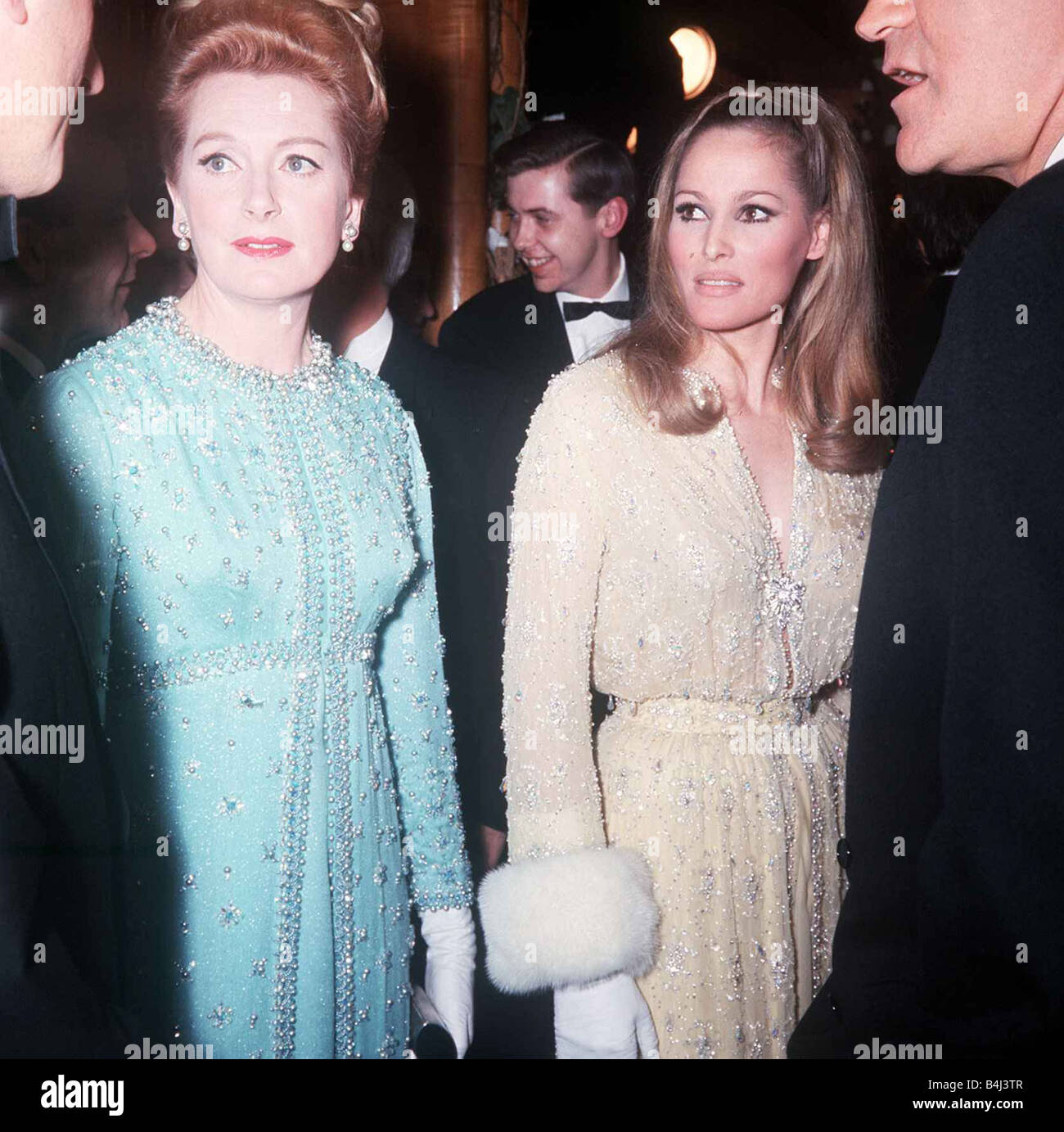 Ursula Andress und Deborah Kerr bei der Royal-Premiere des Film Born ...