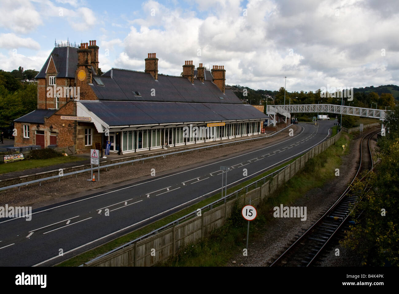 Der alte Bahnhof in Welshpool mit A483 Welshpool Bypass eingeklemmt ...